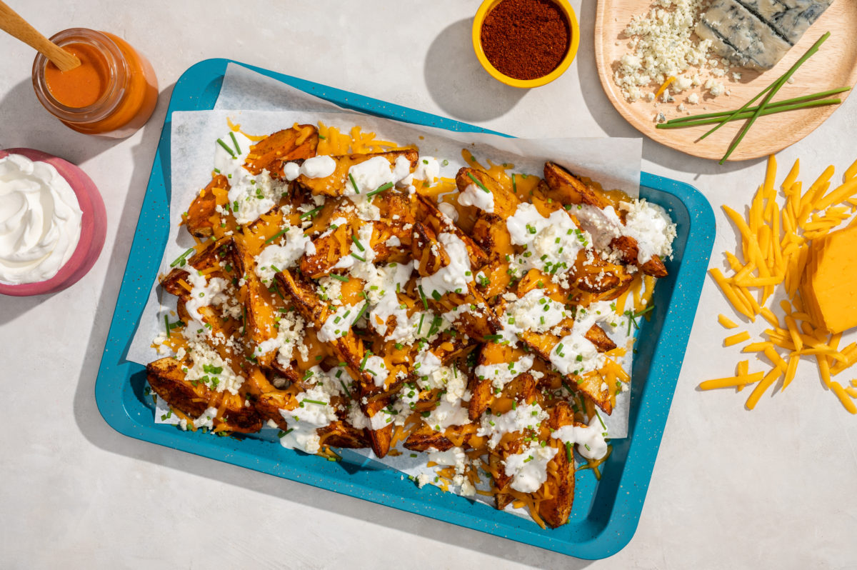 P03-A_BUFFALO POTATO WEDGES | Savor Recipes